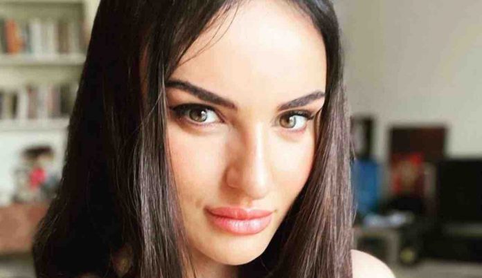 Arisa, sguardo sensuale e pizzo rosso: gli scatti Instagram impazzano! - Notizie.com