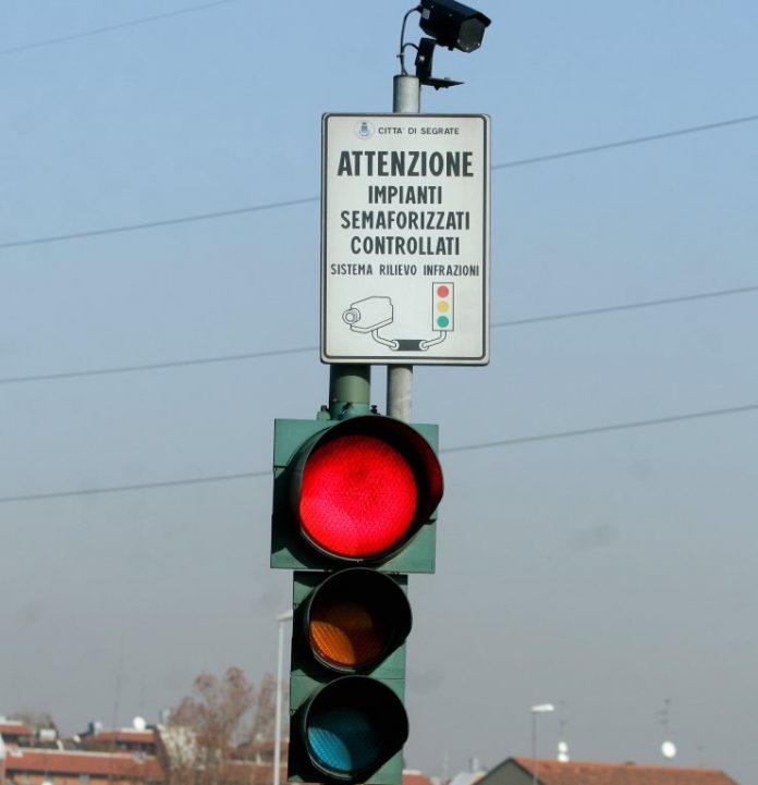Telecamere ai semafori: ecco il trucco per riconoscerle ed evitare le ...