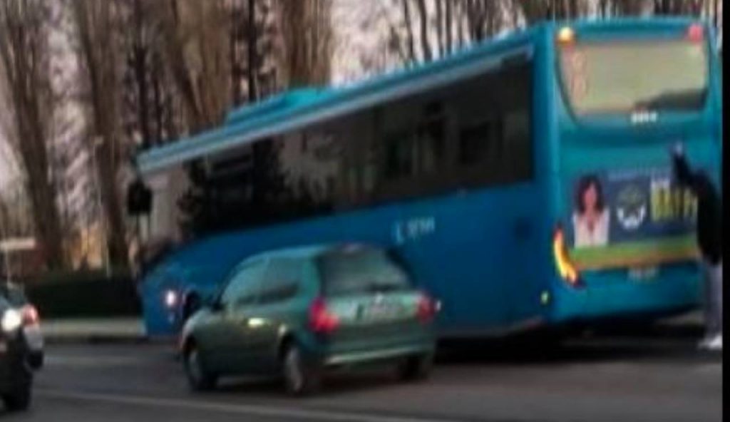 Bus surfing, il gioco virale si diffonde sempre di più