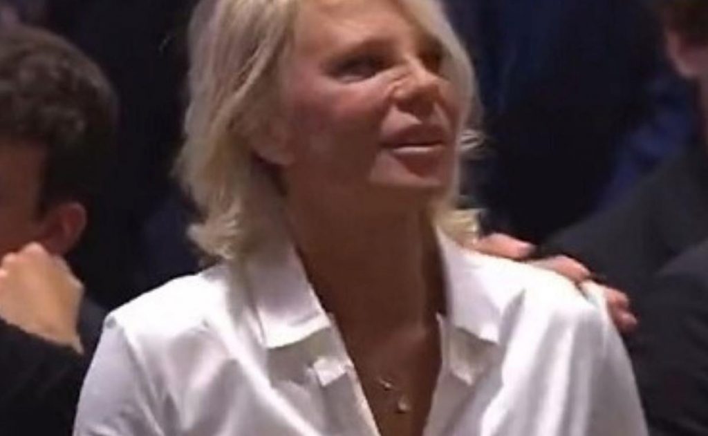 Maria De Filippi irriconoscibile ai funerali di Silvio Berlusconi: cosa ...