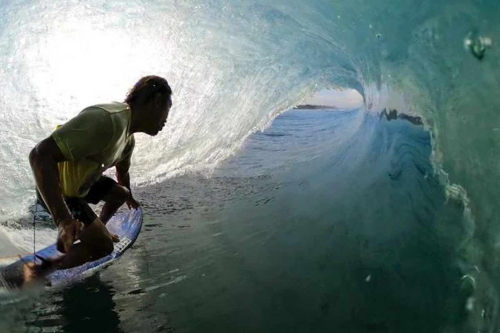 Tragedia nel surf, addio alla leggenda Mikala Jones: "È morto dissanguato"