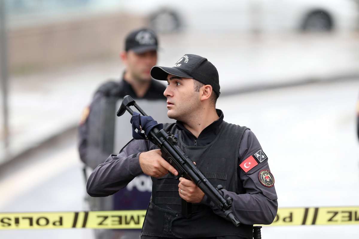Attentato terroristico sconvolge il Paese, kamikaze si fa esplodere Attentato terroristico sconvolge il Paese, kamikaze si fa esplodere