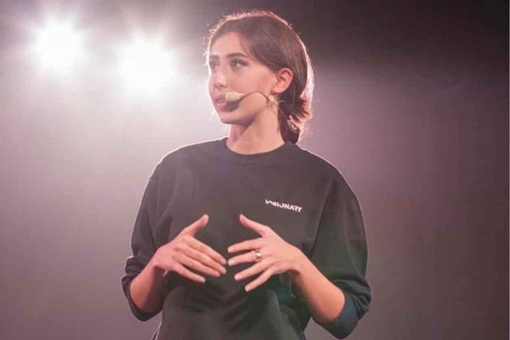 Chi è Cecilia Sala, la giornalista italiana fermata in Iran: si trova ... Chi è Cecilia Sala, la giornalista italiana fermata in Iran: si trova ...