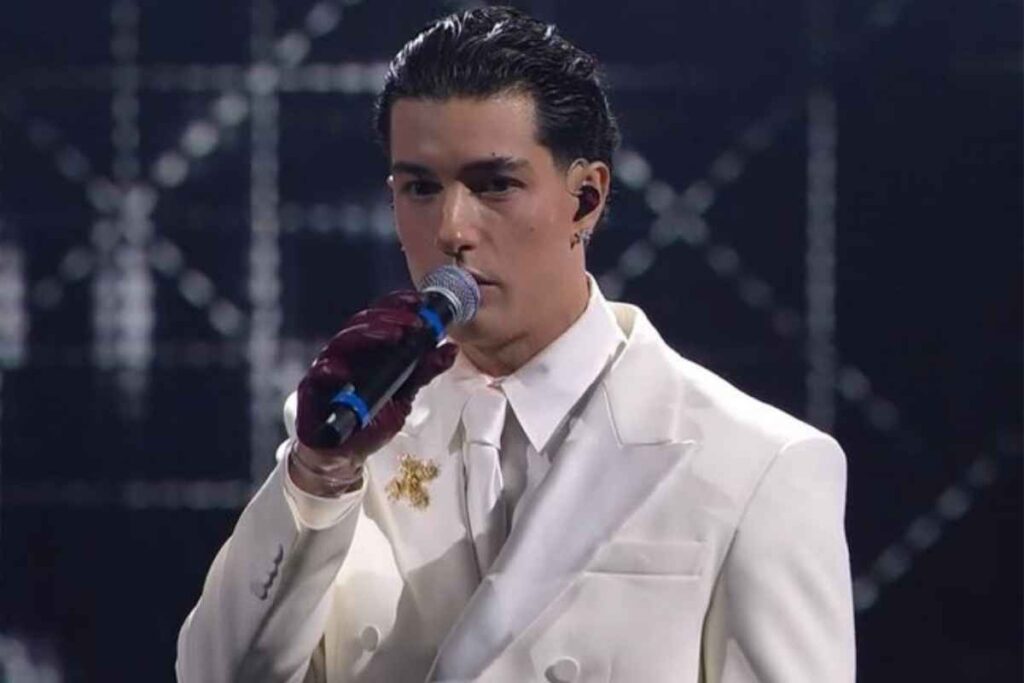 Tony Effe irriconoscibile a Sanremo, come si è presentato sul palco. Il ...