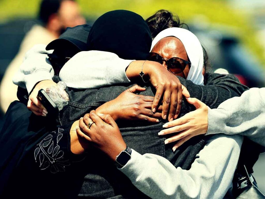 Sacrifica la vita per proteggere i bambini dalla furia dei killer ...